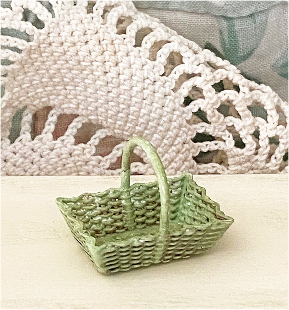 1" (1:12) Rectangle Easter Basket - Small | Robin Betterley's Miniatures